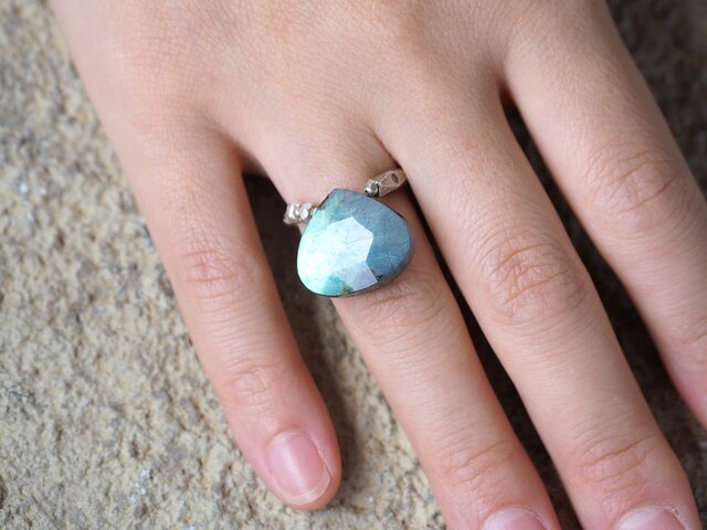 beads ring -大粒ラブラドライト- silver950 | iichi 日々の暮らしを心地よくするハンドメイドやアンティークのマーケットプレイス