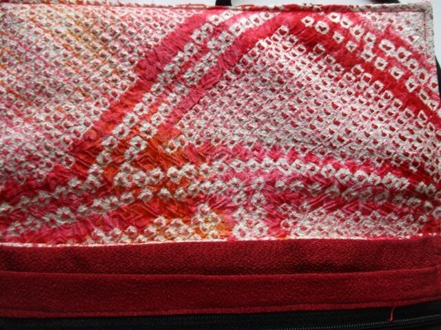 7290 縮緬の着物と羽織裏で作った和風財布・ポーチ ＃送料無料 | iichi 日々の暮らしを心地よくするハンドメイドやアンティークのマーケットプレイス