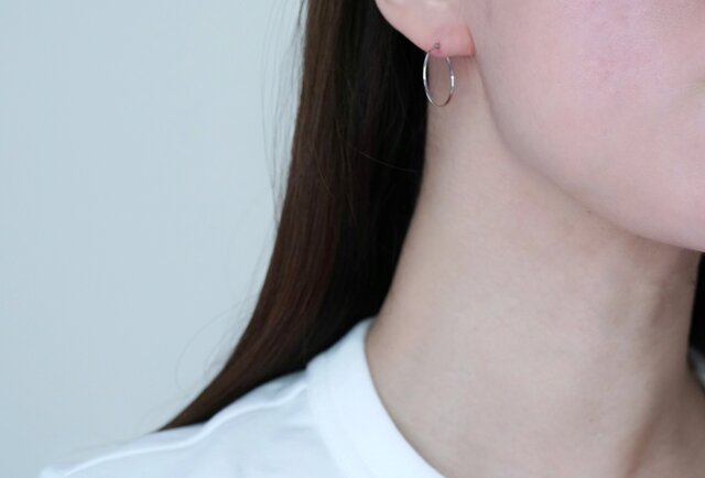 【送料無料】Pt900 1×20mm フープピアス ペア | iichi ハンドメイド・アンティーク・食品・ギフト・手作り