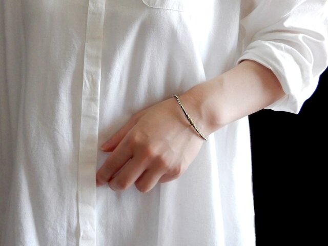 kumihimo×Cord[monotone]丸四つ組ブレスレット | iichi 日々の暮らしを心地よくするハンドメイドやアンティークのマーケットプレイス