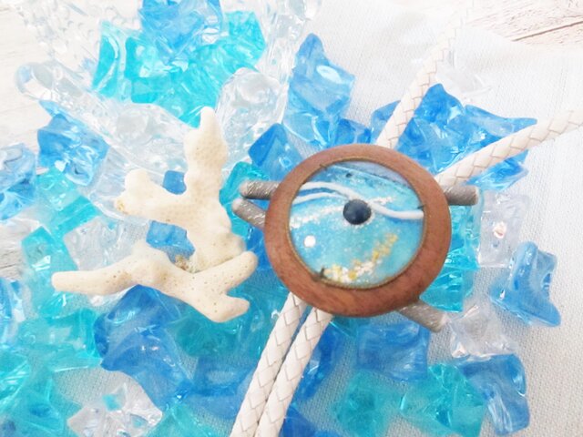 ループタイ Mサイズ 紐の長さ105cm 品名:珊瑚の海色 | iichi 日々の暮らしを心地よくするハンドメイドやアンティークのマーケットプレイス