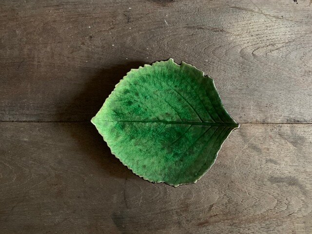 アジサイの葉型プレート 22cm | iichi 日々の暮らしを心地よくするハンドメイドやアンティークのマーケットプレイス