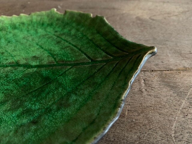 アジサイの葉型プレート 22cm | iichi 日々の暮らしを心地よくするハンドメイドやアンティークのマーケットプレイス