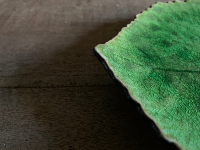 アジサイの葉型プレート 22cm | iichi 日々の暮らしを心地よくするハンドメイドやアンティークのマーケットプレイス