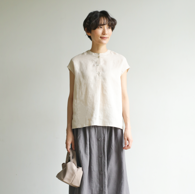 品よくきこなせるリネンブラウス フレンチスリーブトップス ベージュ230801-1 | iichi 日々の暮らしを心地よくするハンドメイドやアンティークのマーケットプレイス