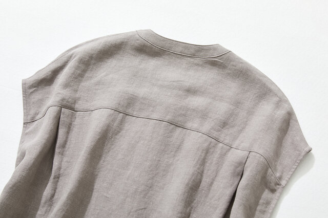 品よくきこなせるリネンブラウス フレンチスリーブトップス グレー 230801-3 | iichi 日々の暮らしを心地よくするハンドメイドやアンティークのマーケットプレイス