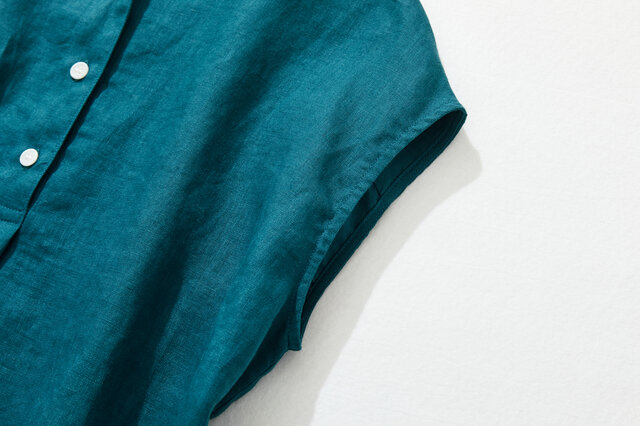 品よくきこなせるリネンブラウス フレンチスリーブトップス 孔雀青 230801-4 | iichi 日々の暮らしを心地よくするハンドメイドやアンティークのマーケットプレイス