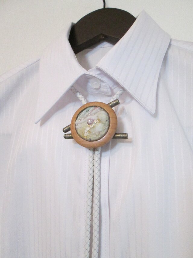 ループタイ Mサイズ 紐の長さ105cm 品名:白砂浜の色 | iichi 日々の暮らしを心地よくするハンドメイドやアンティークのマーケットプレイス