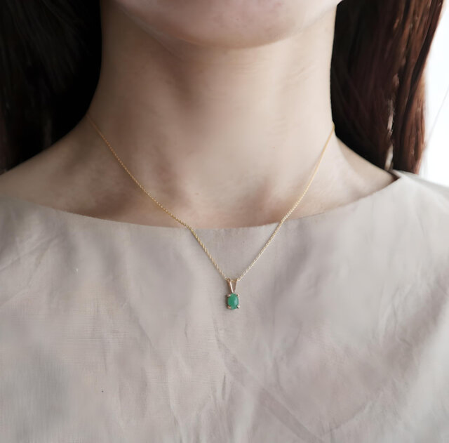 【14kgf】エメラルドのオーバルネックレス＊5月誕生石 | iichi 日々の暮らしを心地よくするハンドメイドやアンティークのマーケットプレイス
