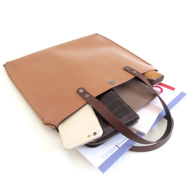 【アウトレット】《牛革》B5対応フラットトート・ブラウン・スムースレザー・0362 | iichi 日々の暮らしを心地よくするハンドメイドやアンティークのマーケットプレイス