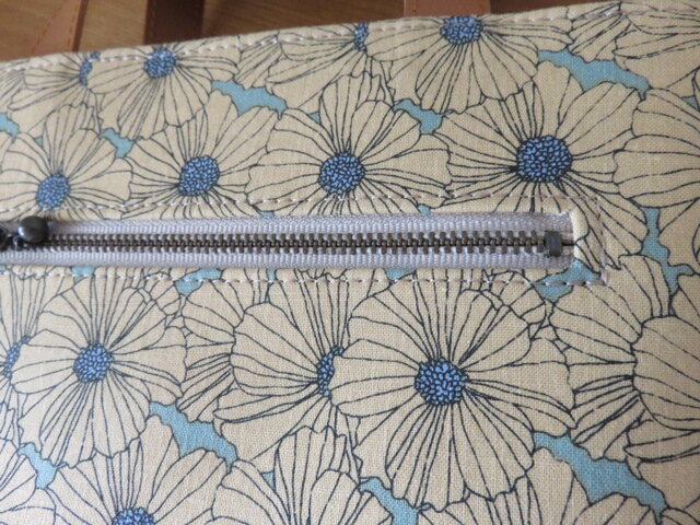 ポピー柄生地 2WAY 持ち手付きのシンプルショルダーバッグ（別底仕立て） | iichi 日々の暮らしを心地よくするハンドメイドやアンティークのマーケットプレイス