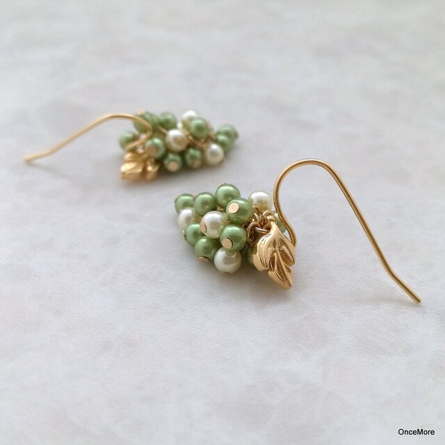 ミニ葡萄のピアス（マスカットMIX） | iichi 日々の暮らしを心地よくするハンドメイドやアンティークのマーケットプレイス