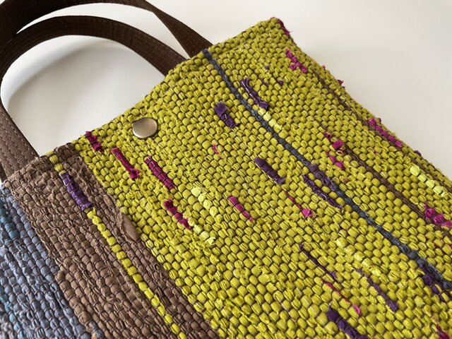 裂き織りのちょっとそこまでバッグ irodori | iichi 日々の暮らしを心地よくするハンドメイドやアンティークのマーケットプレイス