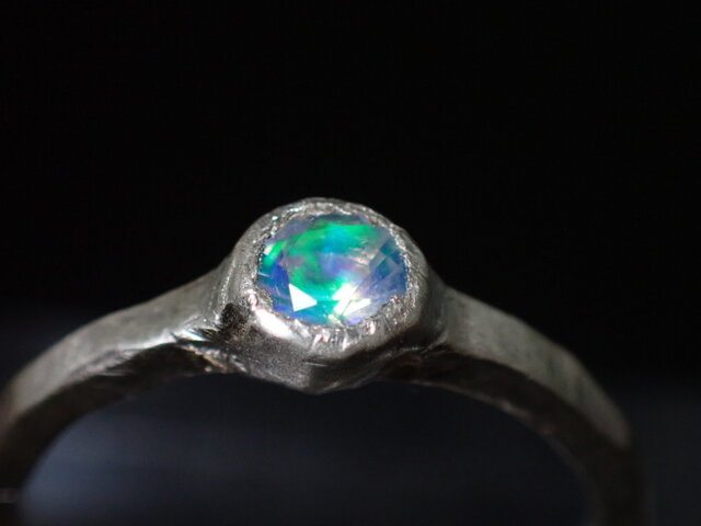 【2度見、即買いの最強遊色】天然を超えた美しすぎる合成ウォーターオパール・シルバーリング【Aurora】 | iichi 日々の暮らしを心地よくするハンドメイドやアンティークのマーケットプレイス