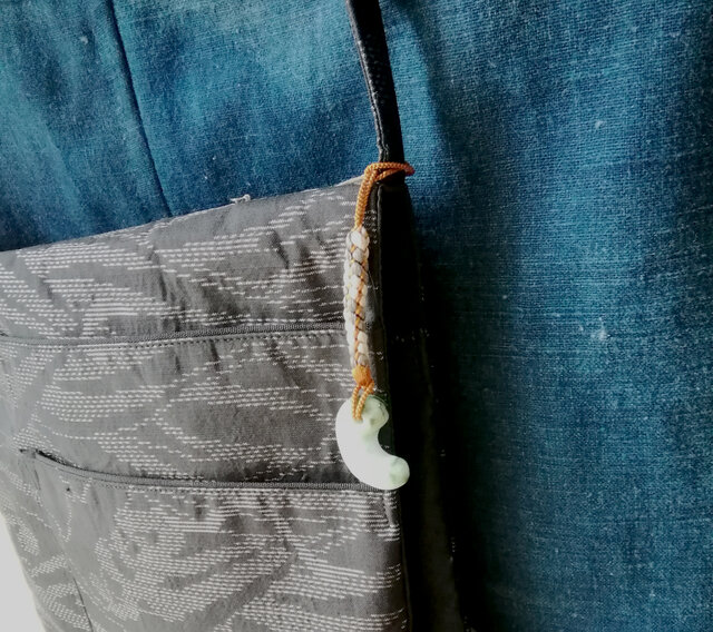 高尾野草染め組紐 根付け紐 八ツ組 「青いきのこ染」no.1 | iichi 日々の暮らしを心地よくするハンドメイドやアンティークのマーケットプレイス