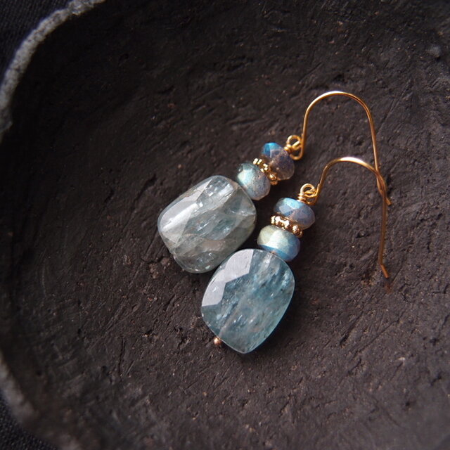 【K14gf】Sky Blue Kyanite Earrings／スカイブルーカイヤナイト | iichi 日々の暮らしを心地よくするハンドメイドやアンティークのマーケットプレイス
