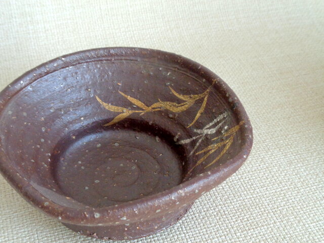 金銀彩草紋鉢 (四方足付b） | iichi 日々の暮らしを心地よくするハンドメイドやアンティークのマーケットプレイス