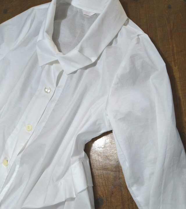 タックカラーのオーバーブラウス ショートホワイト | iichi 日々の暮らしを心地よくするハンドメイドやアンティークのマーケットプレイス