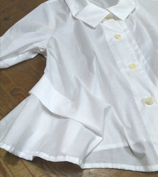 タックカラーのオーバーブラウス ショートホワイト | iichi 日々の暮らしを心地よくするハンドメイドやアンティークのマーケットプレイス