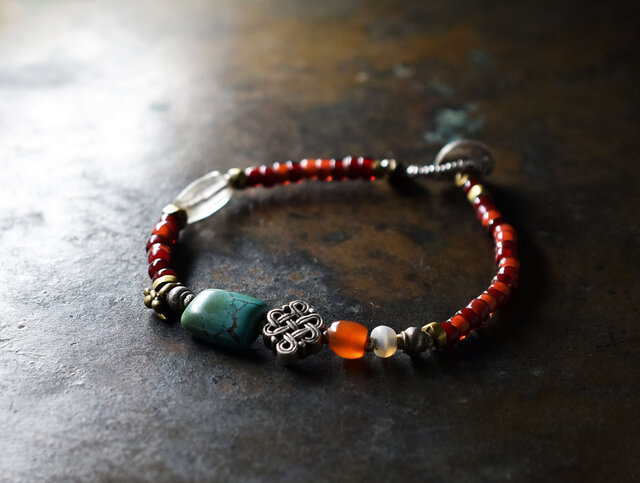oldチベタンターコイズとカーネリアン、古代瑪瑙＆水晶、エンドレスノット、チンシルバー＆オリッサブラス、ホワイトハーツのブレス | iichi ハンドメイド・アンティーク・食品・ギフト・手作り