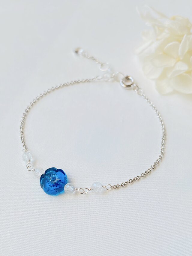 ロイヤルブルーチェコフラワーとホワイトトパーズのブレスレット /ac137 | iichi 日々の暮らしを心地よくするハンドメイドやアンティークのマーケットプレイス