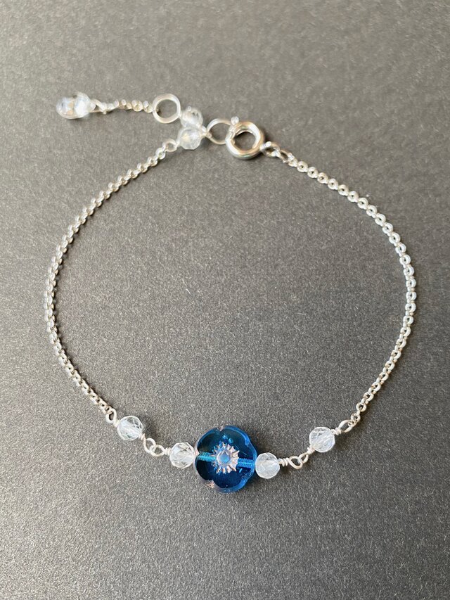 ロイヤルブルーチェコフラワーとホワイトトパーズのブレスレット /ac137 | iichi 日々の暮らしを心地よくするハンドメイドやアンティークのマーケットプレイス