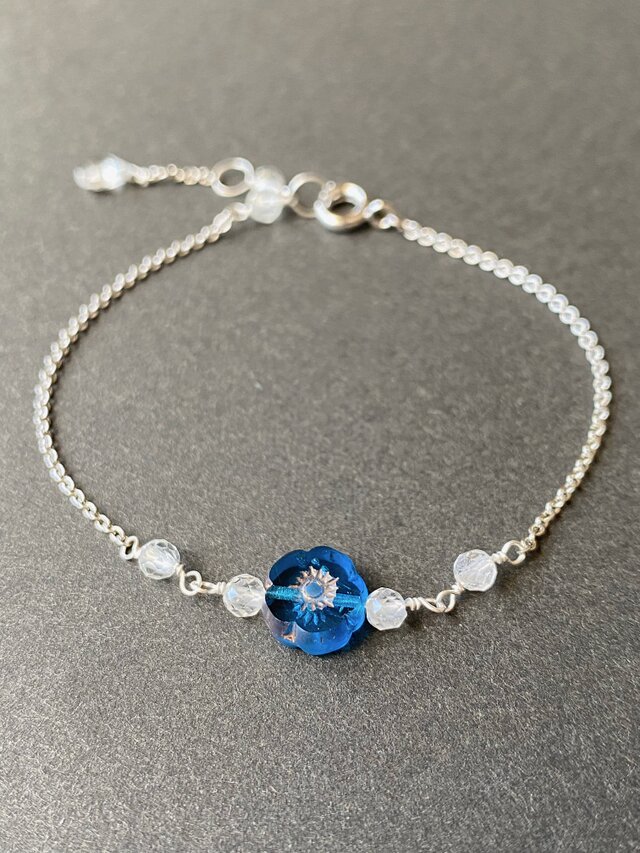 ロイヤルブルーチェコフラワーとホワイトトパーズのブレスレット /ac137 | iichi 日々の暮らしを心地よくするハンドメイドやアンティークのマーケットプレイス