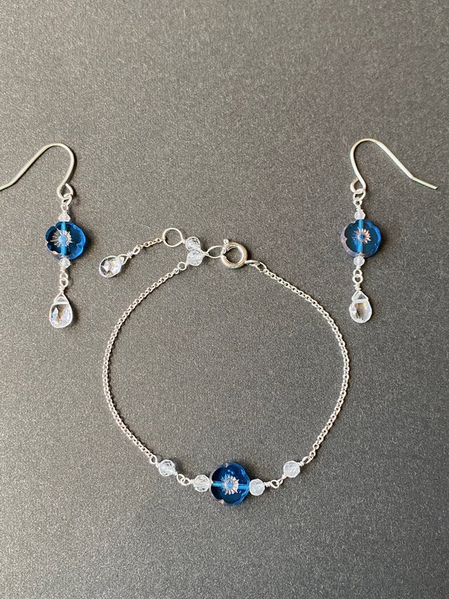 ロイヤルブルーチェコフラワーとホワイトトパーズのブレスレット /ac137 | iichi 日々の暮らしを心地よくするハンドメイドやアンティークのマーケットプレイス