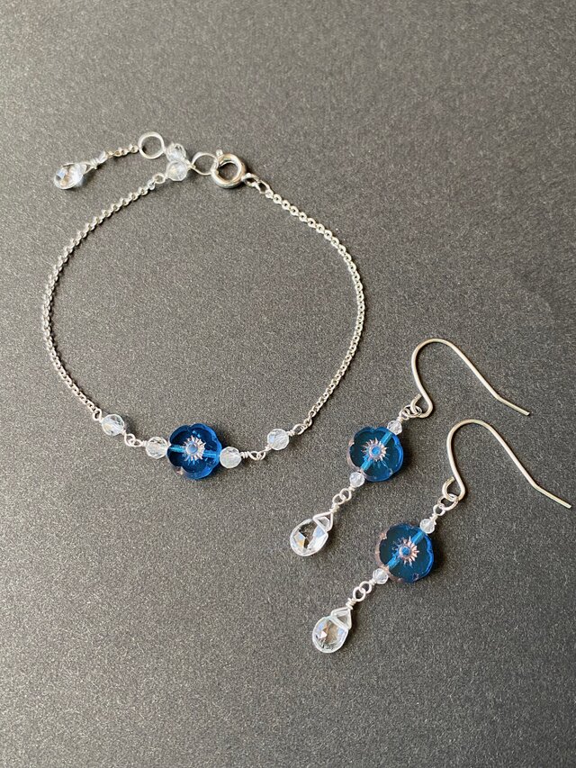 ロイヤルブルーチェコフラワーとホワイトトパーズのブレスレット /ac137 | iichi 日々の暮らしを心地よくするハンドメイドやアンティークのマーケットプレイス