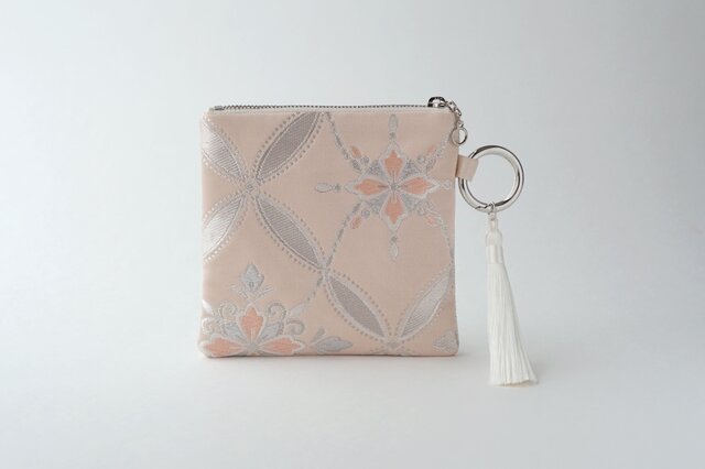 【桜色・シルバー 花模様 シルク帯リメイク バッグチャーム型スクエアポーチ】 メイクポーチ 旅行 誕生日ギフトにも。 | iichi ハンドメイド・アンティーク・食品・ギフト・手作り