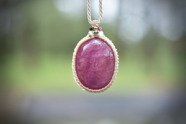 ピンクイリデッセンス★中粒★ルビー マクラメネックレス1204 | iichi ハンドメイド・アンティーク・食品・ギフト・手作り