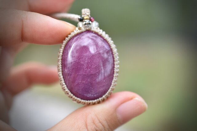 ピンクイリデッセンス★中粒★ルビー マクラメネックレス1204 | iichi ハンドメイド・アンティーク・食品・ギフト・手作り