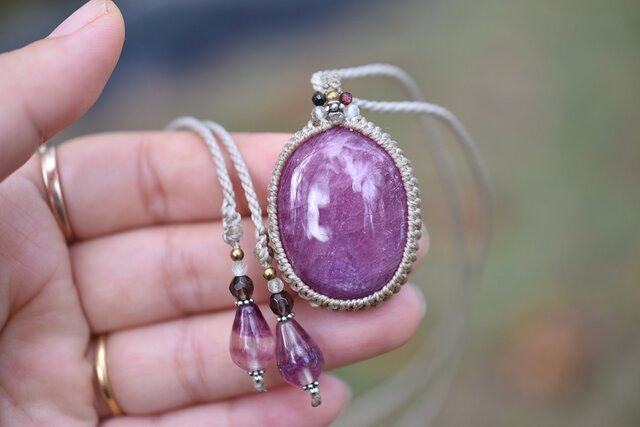 ピンクイリデッセンス★中粒★ルビー マクラメネックレス1204 | iichi ハンドメイド・アンティーク・食品・ギフト・手作り