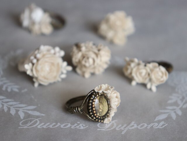 「Marie マリー」 アンティークゴールドのカボションとアイボリーの花の指輪 | iichi 日々の暮らしを心地よくするハンドメイドやアンティークのマーケットプレイス