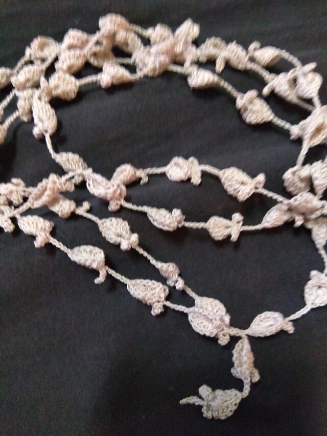 ピンクベージュ 花と葉のかぎ針編みネックレス | iichi 日々の暮らしを心地よくするハンドメイドやアンティークのマーケットプレイス