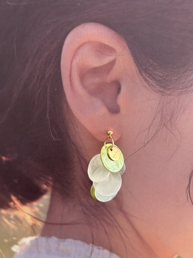 Shell Pierce sharara ＊Green White | iichi ハンドメイド・アンティーク・食品・ギフト・手作り