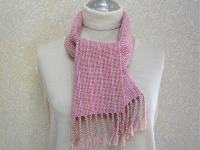 草木染毛糸の手織りマフラー M-086 | iichi 日々の暮らしを心地よくするハンドメイドやアンティークのマーケットプレイス