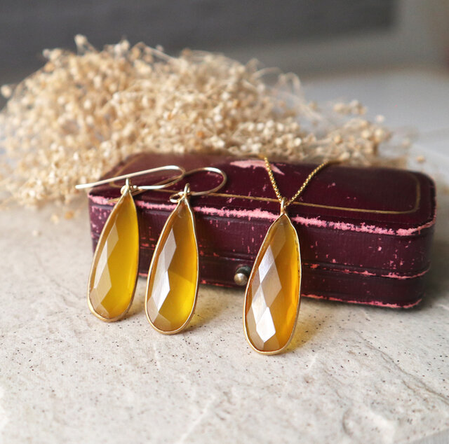 【14kgf】大粒！イエローカルセドニーの秋色ピアス | iichi 日々の暮らしを心地よくするハンドメイドやアンティークのマーケットプレイス