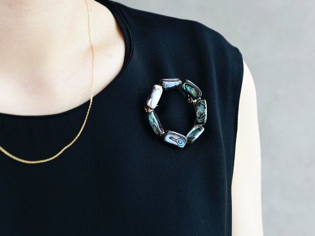 【ブローチ】角度で色が変わる アバロンシェル リース・中サイズ | iichi 日々の暮らしを心地よくするハンドメイドやアンティークのマーケットプレイス