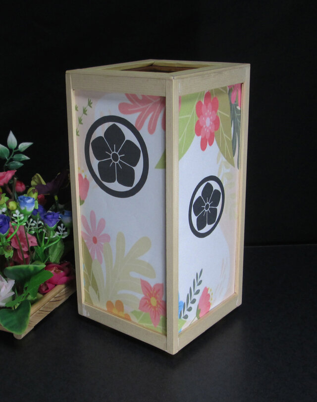 小さな灯火／桧枠造 家紋の宿り木／丸に桔梗 LED･厚紙張貼･軽量／GK-016 | iichi 日々の暮らしを心地よくするハンドメイドやアンティークのマーケットプレイス