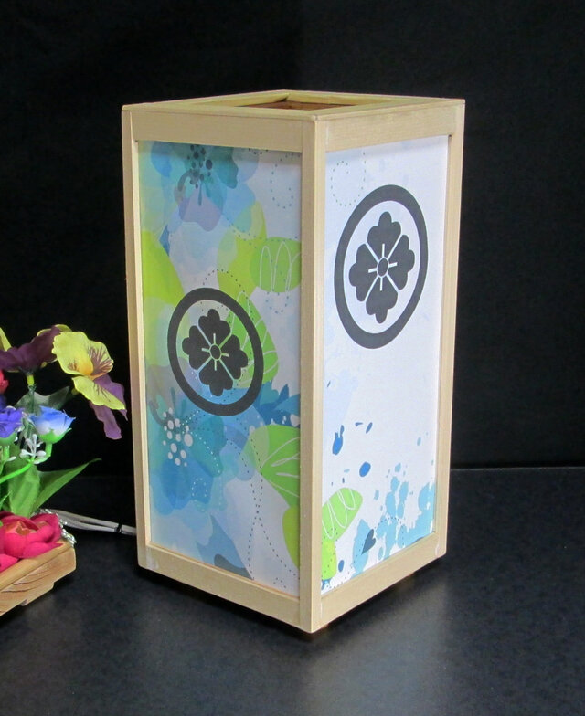 4面永久保存加工／小さな灯火 家紋の宿り木／丸に花角 桧枠造・LED･軽量／GK-019 | iichi 日々の暮らしを心地よくするハンドメイドやアンティークのマーケットプレイス