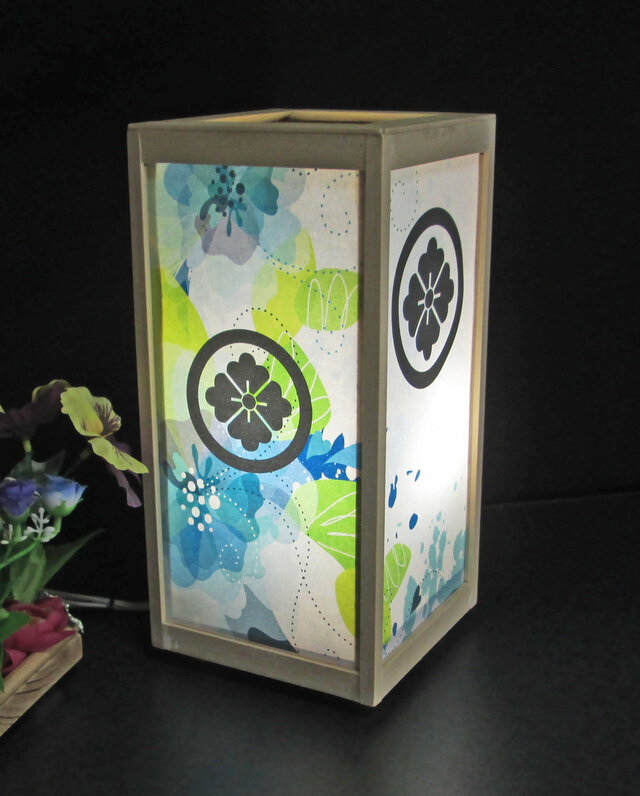 4面永久保存加工／小さな灯火 家紋の宿り木／丸に花角 桧枠造・LED･軽量／GK-019 | iichi 日々の暮らしを心地よくするハンドメイドやアンティークのマーケットプレイス