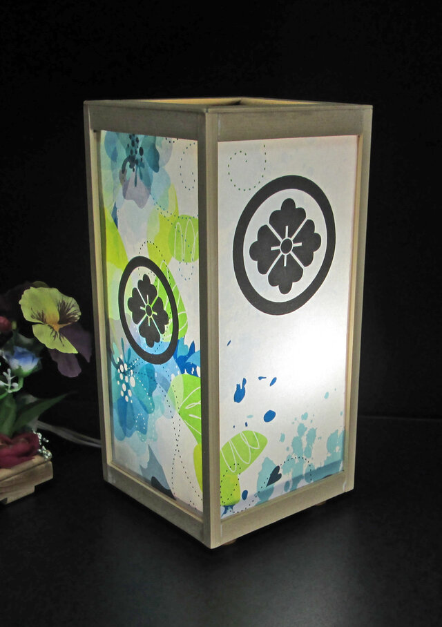 4面永久保存加工／小さな灯火 家紋の宿り木／丸に花角 桧枠造・LED･軽量／GK-019 | iichi 日々の暮らしを心地よくするハンドメイドやアンティークのマーケットプレイス