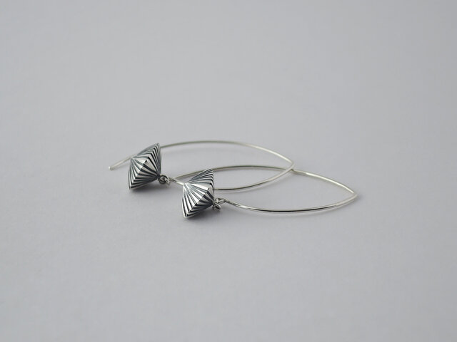 fundo- フックピアス（縞） | iichi 日々の暮らしを心地よくするハンドメイドやアンティークのマーケットプレイス