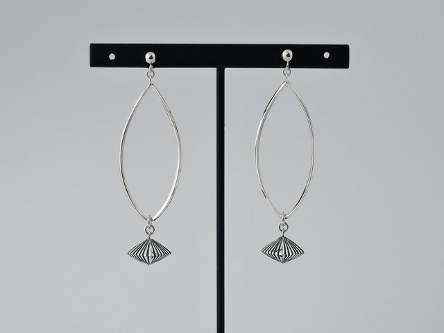 fundo- フープ付きピアス（縞） | iichi 日々の暮らしを心地よくするハンドメイドやアンティークのマーケットプレイス