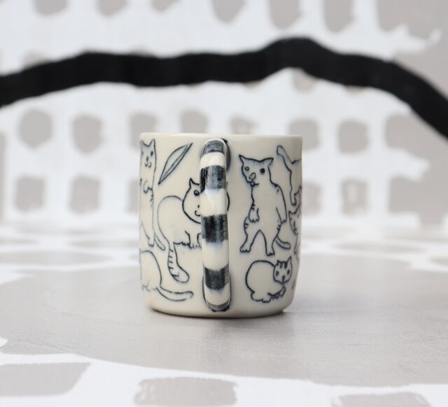 マグカップ 猫とドーナツ | iichi 日々の暮らしを心地よくするハンドメイドやアンティークのマーケットプレイス