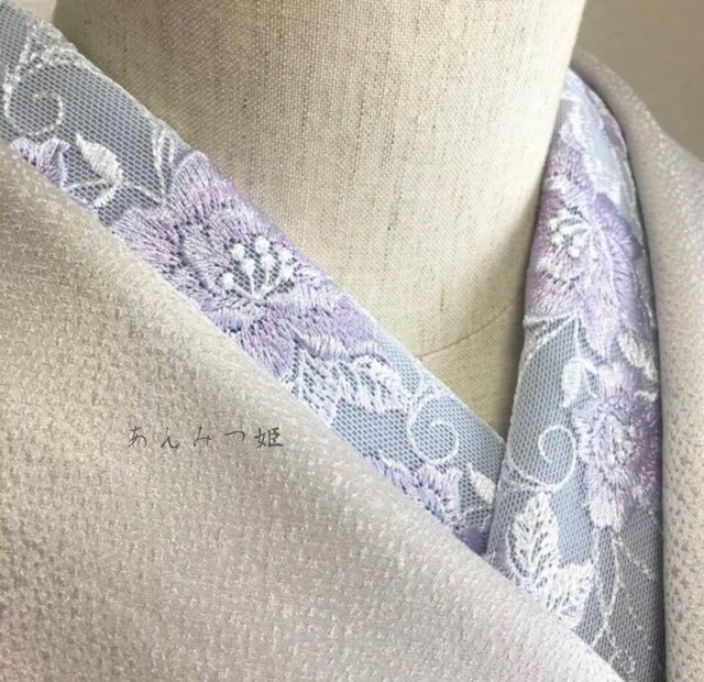 洗える刺繍半衿 くすみカラーの薔薇 | iichi 日々の暮らしを心地よくするハンドメイドやアンティークのマーケットプレイス