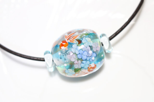☆オフシーズンSALE☆紫陽花と金魚のとんぼ玉（ガラス玉） | iichi 日々の暮らしを心地よくするハンドメイドやアンティークのマーケットプレイス