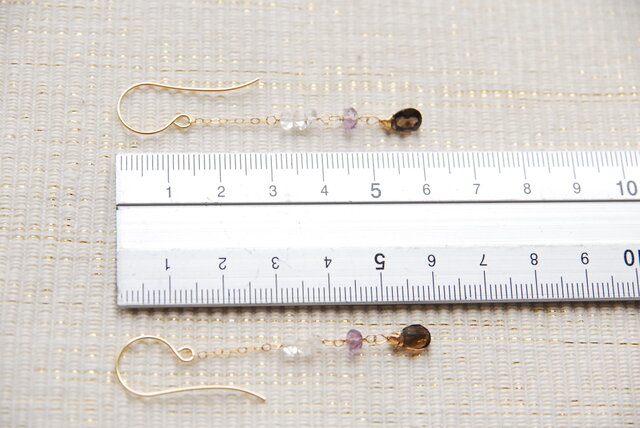 スモーキークォーツとダブルポイント水晶の秋のピアス 14kgf | iichi 日々の暮らしを心地よくするハンドメイドやアンティークのマーケットプレイス