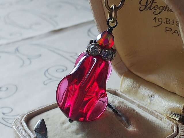 ヴィンテージ ガーネットオーロラ／Ruby-Red-Wings クラシカルネックレス | iichi 日々の暮らしを心地よくするハンドメイドやアンティークのマーケットプレイス